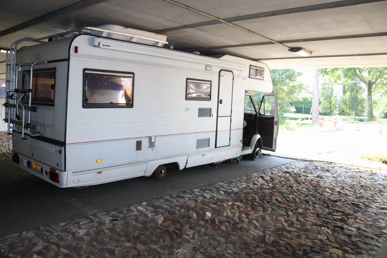 Camper klem onder viaduct Hornweg - Nieuwe Meerbode
