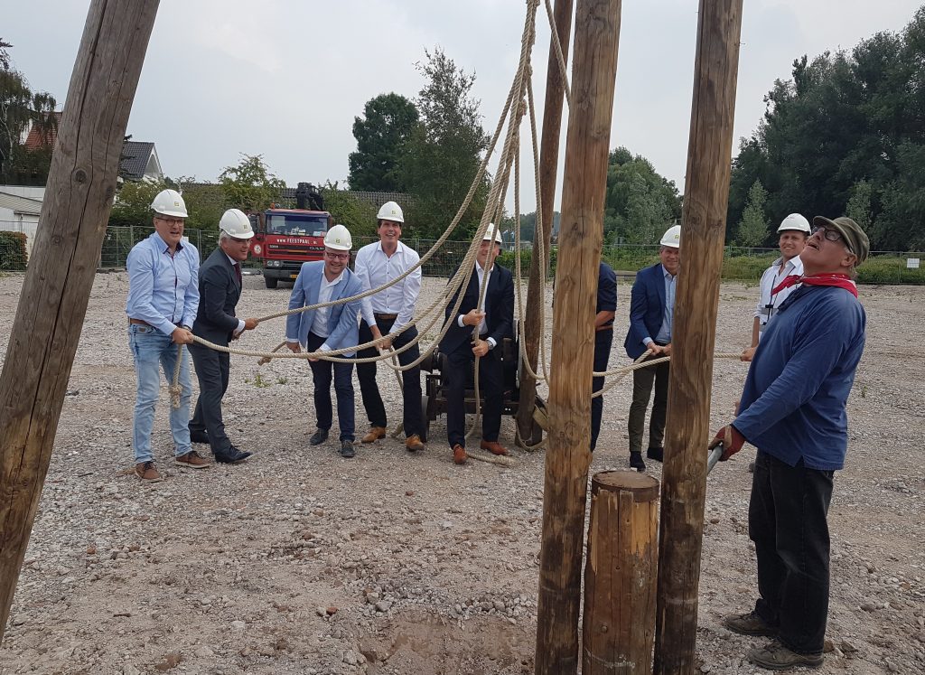 Burgemeester slaat eerste paal voor Lidl - Nieuwe Meerbode