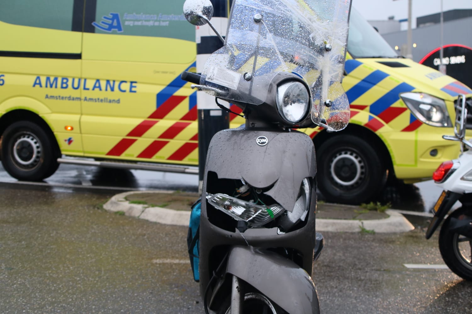 Botsing fietser en scooter - Nieuwe Meerbode