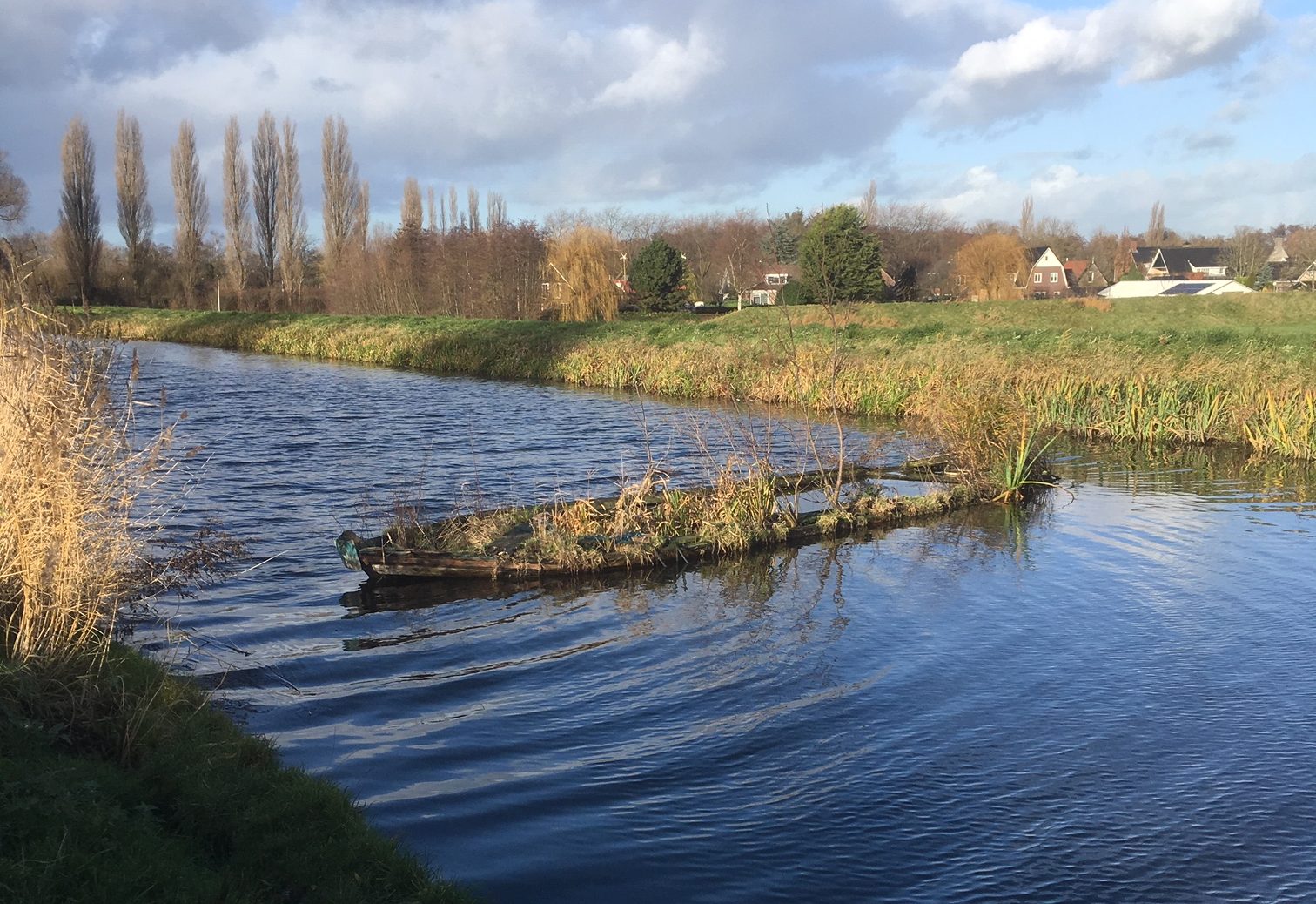 Praam drijft los in Molenvliet - Nieuwe Meerbode