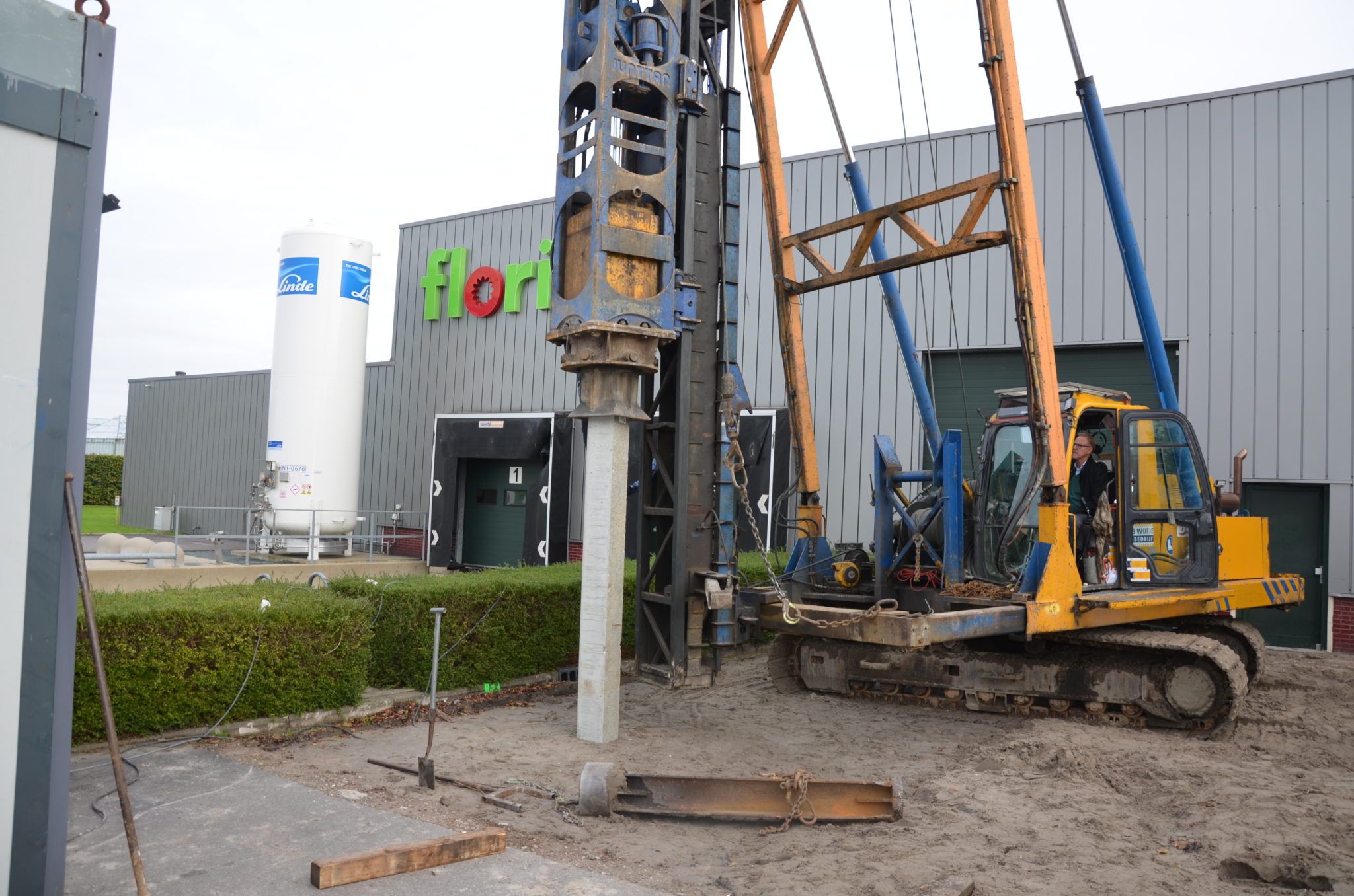 Eerste paal nieuw pand HilverdaFlorist - Nieuwe Meerbode