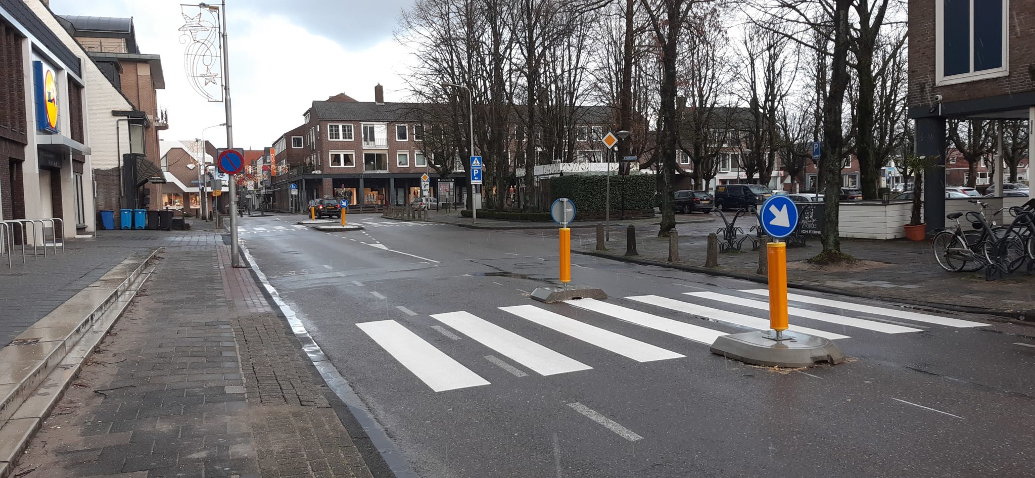 Een zebrapad erbij op de Stationsweg - Nieuwe Meerbode