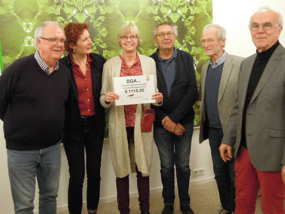 Cheques van OSA voor 2 projecten DGA - Nieuwe Meerbode
