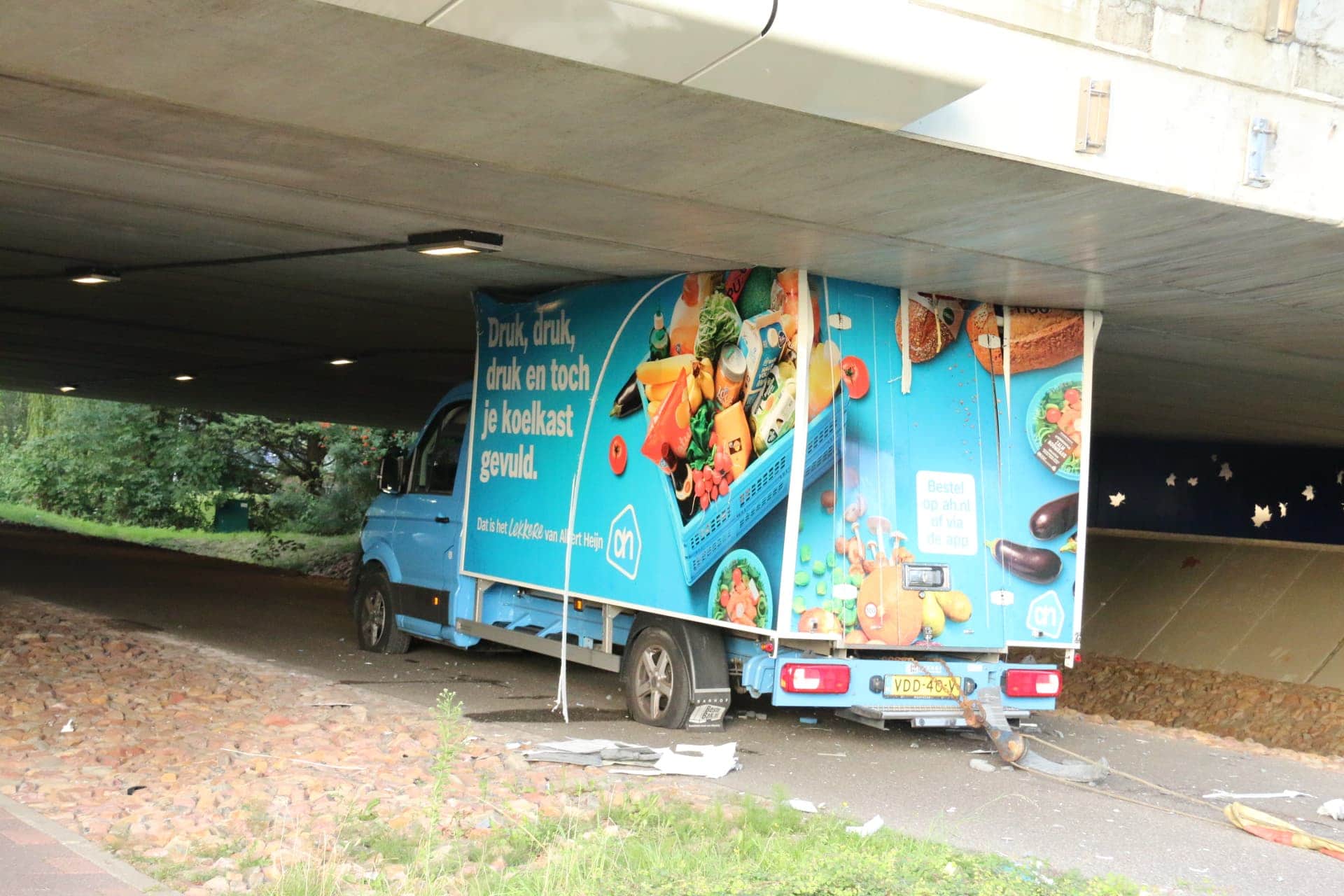Weer vrachtwagen klem onder viaduct Hornweg - Nieuwe Meerbode
