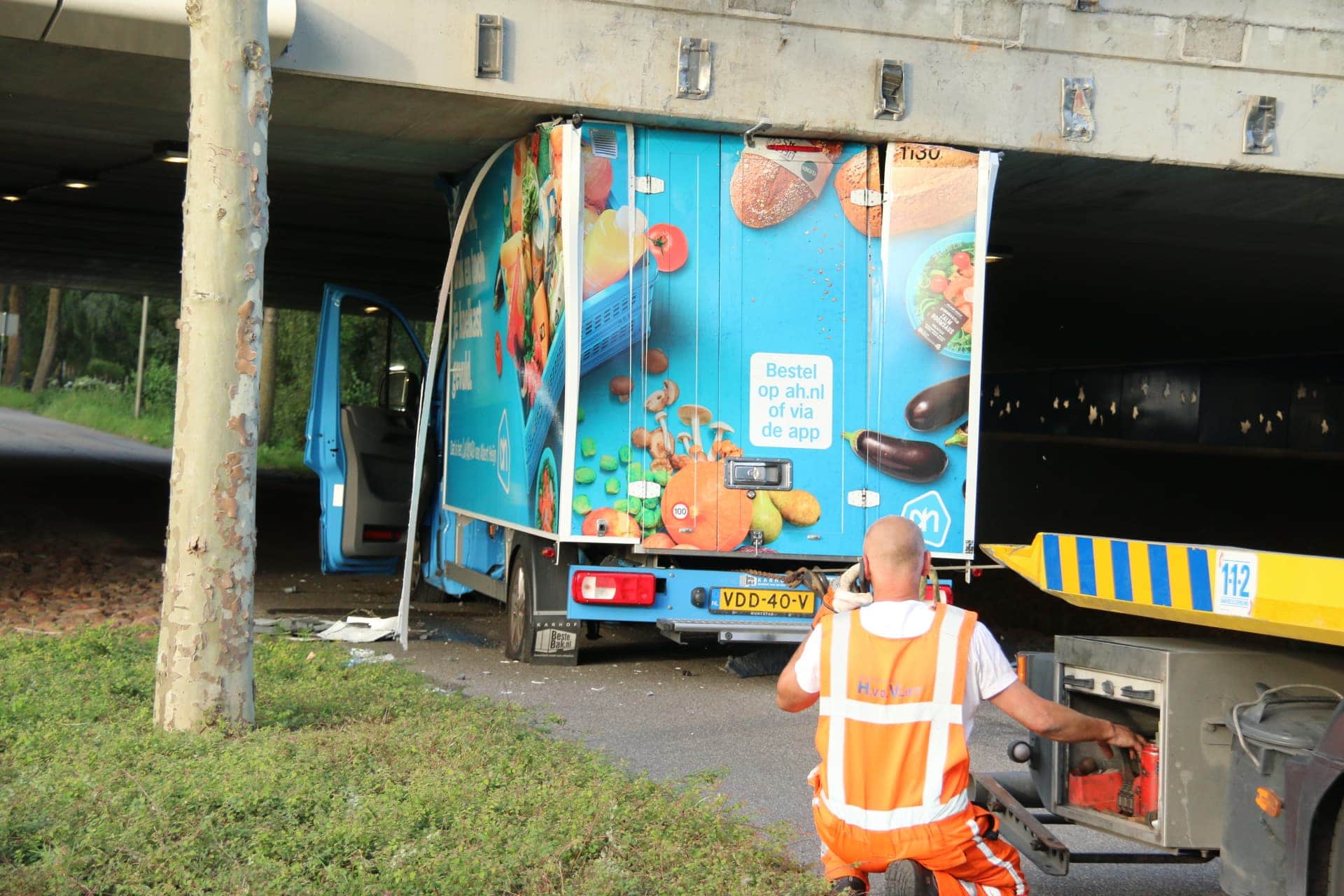 Weer vrachtwagen klem onder viaduct Hornweg - Nieuwe Meerbode