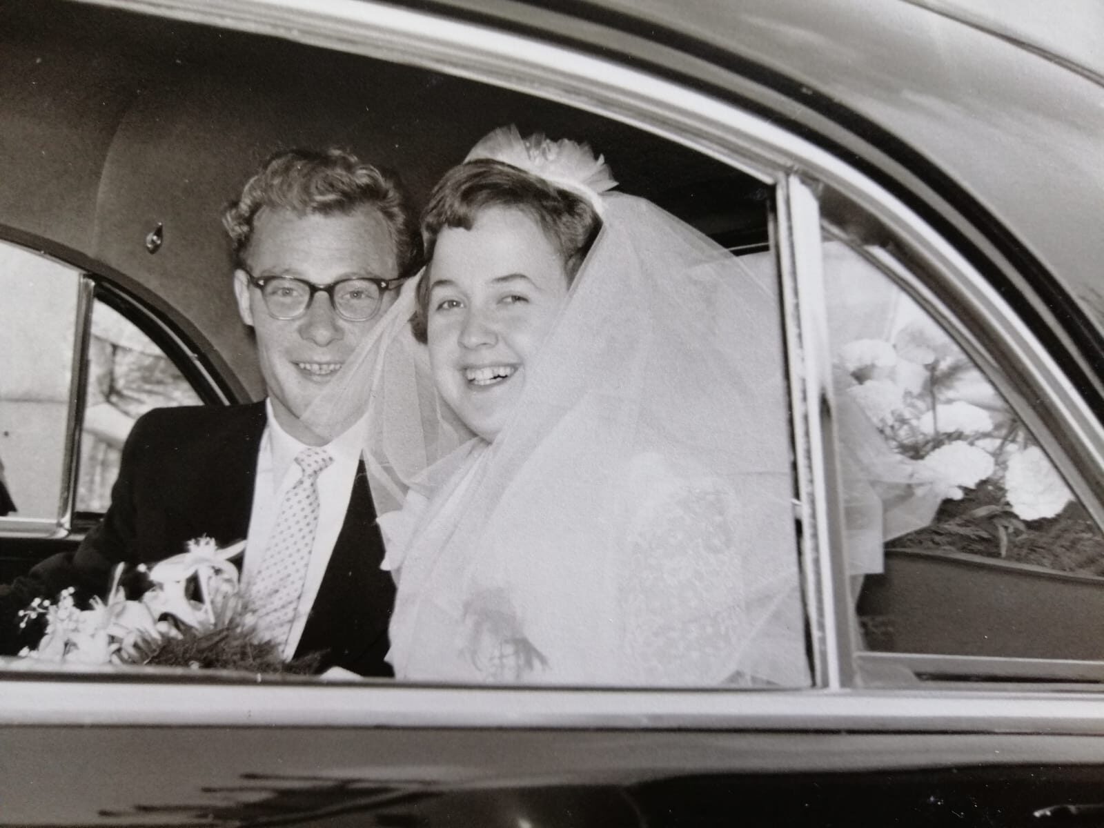 Burgemeester Heiliegers feliciteert diamanten bruidspaar Stuart-Dekker ...