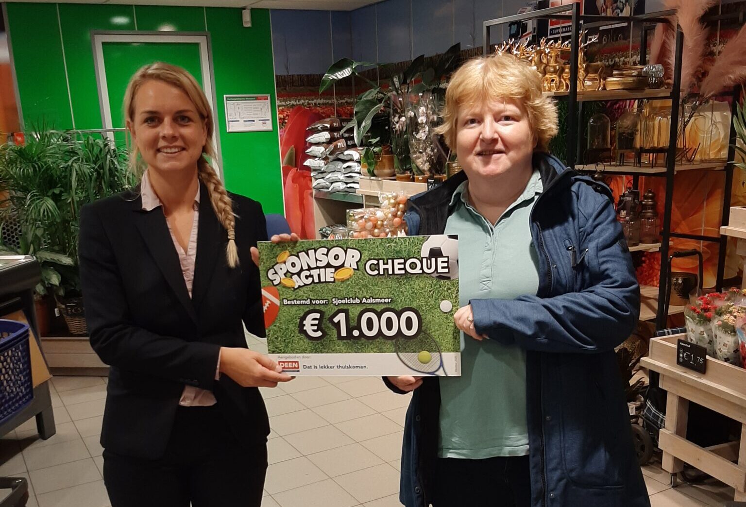 Cheques uitgereikt van Deen sponsoractie - Nieuwe Meerbode