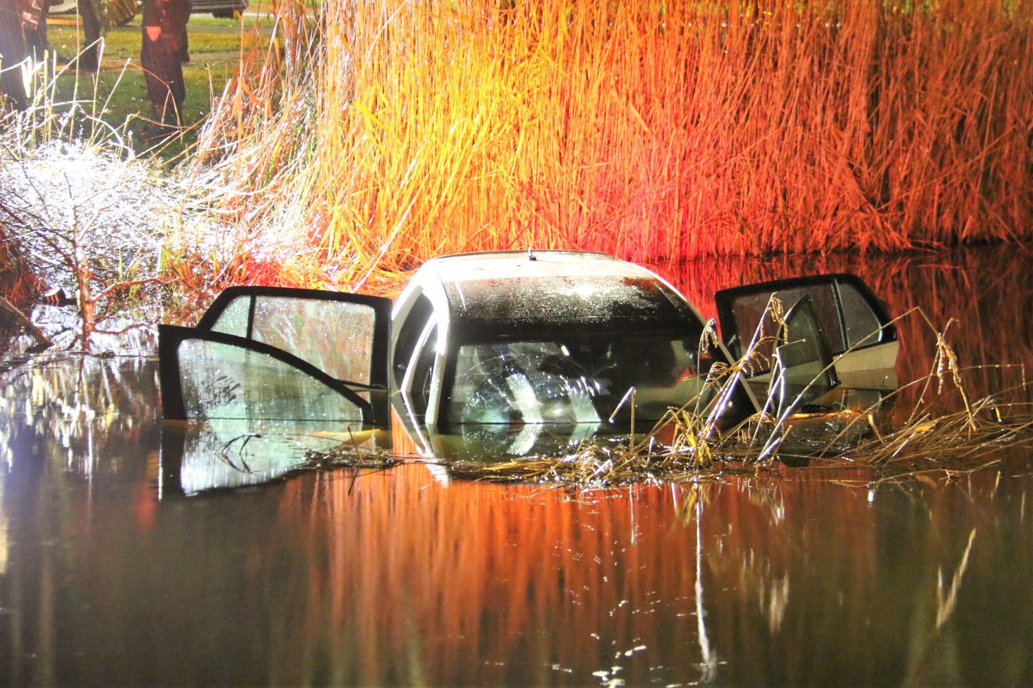 Auto te water in de Legmeer - Nieuwe Meerbode