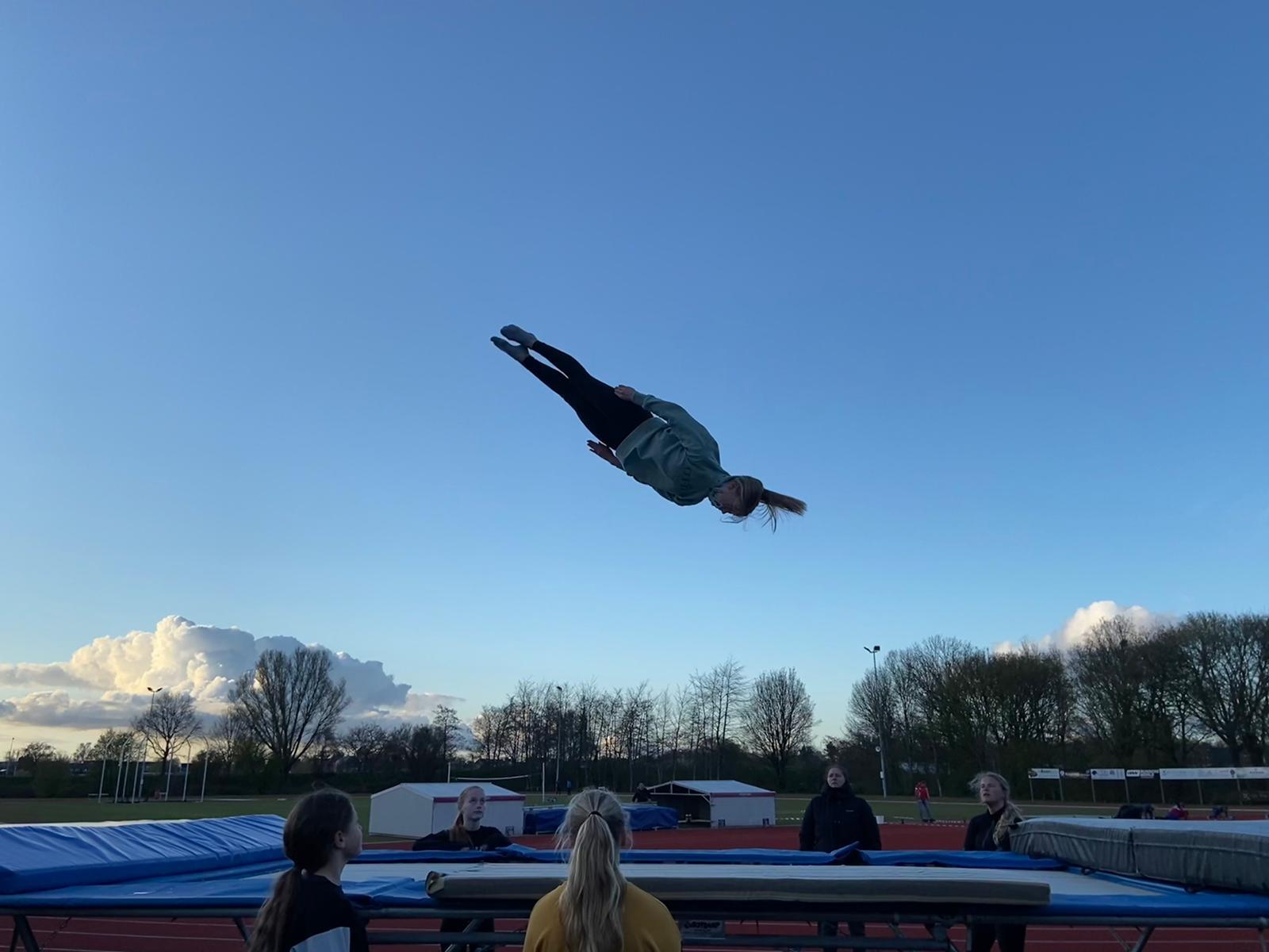 Trampolinespringers springen gat in de lucht - Nieuwe Meerbode