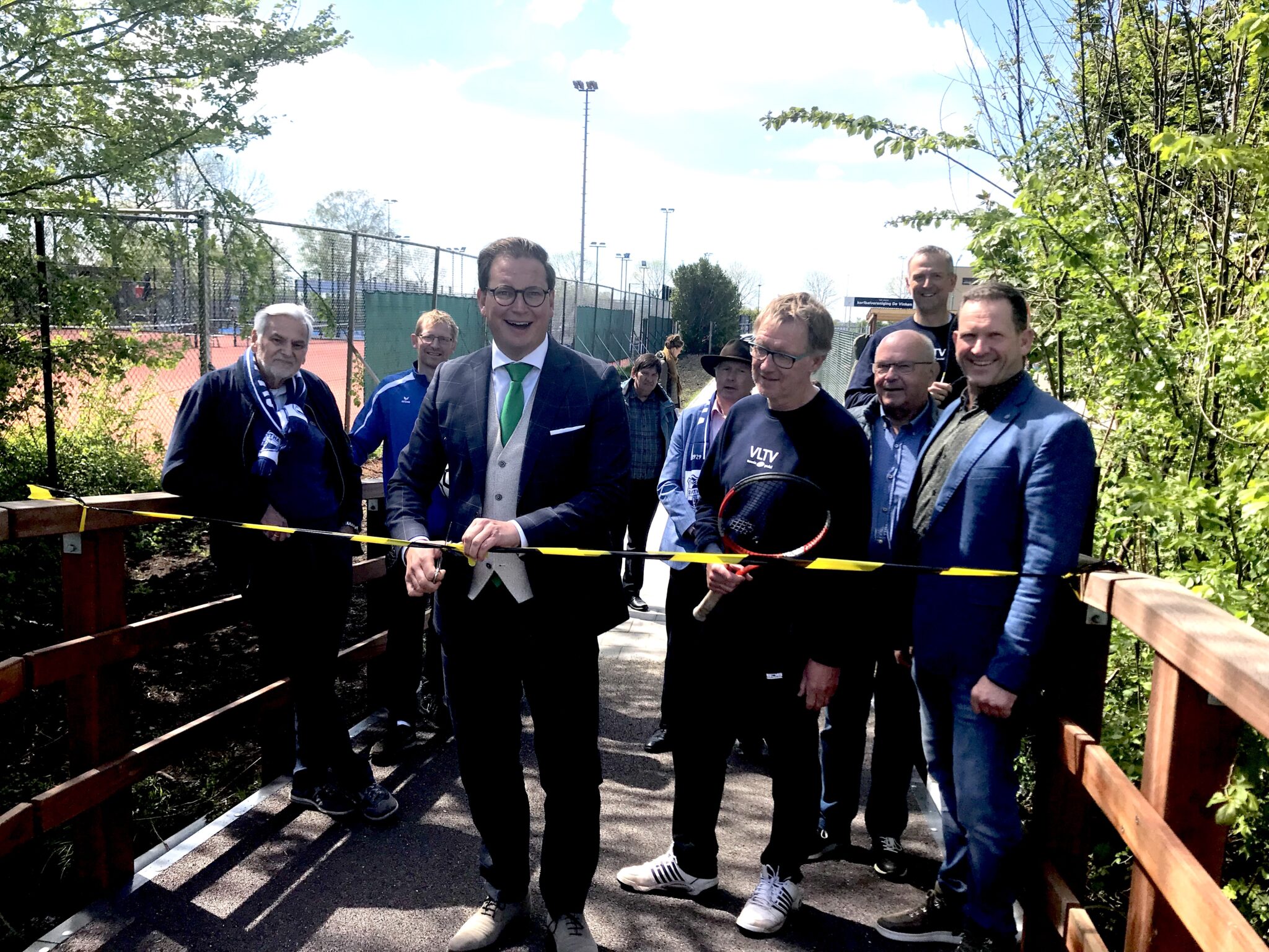 Veilige toegang door nieuwe brug naar sportvelden - Nieuwe Meerbode