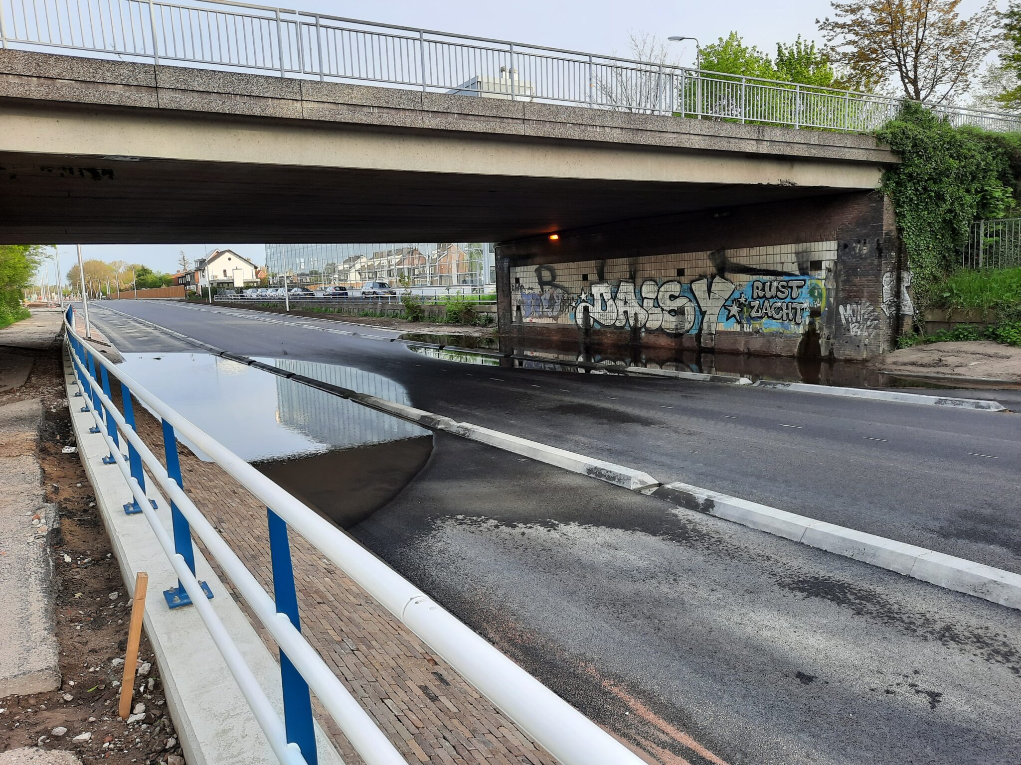 Wateroverlast onder viaduct op Kasteleinweg - Nieuwe Meerbode