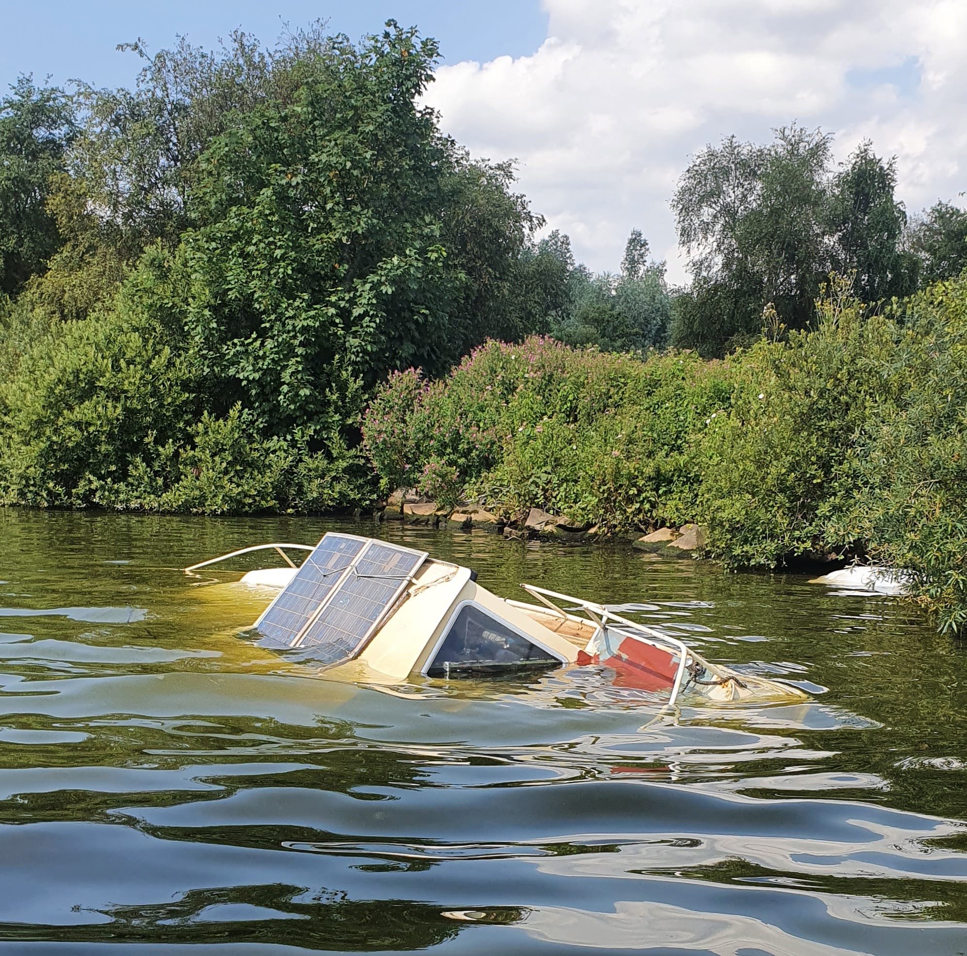 Gemeente zoekt eigenaar gezonken kajuitboot - Nieuwe Meerbode