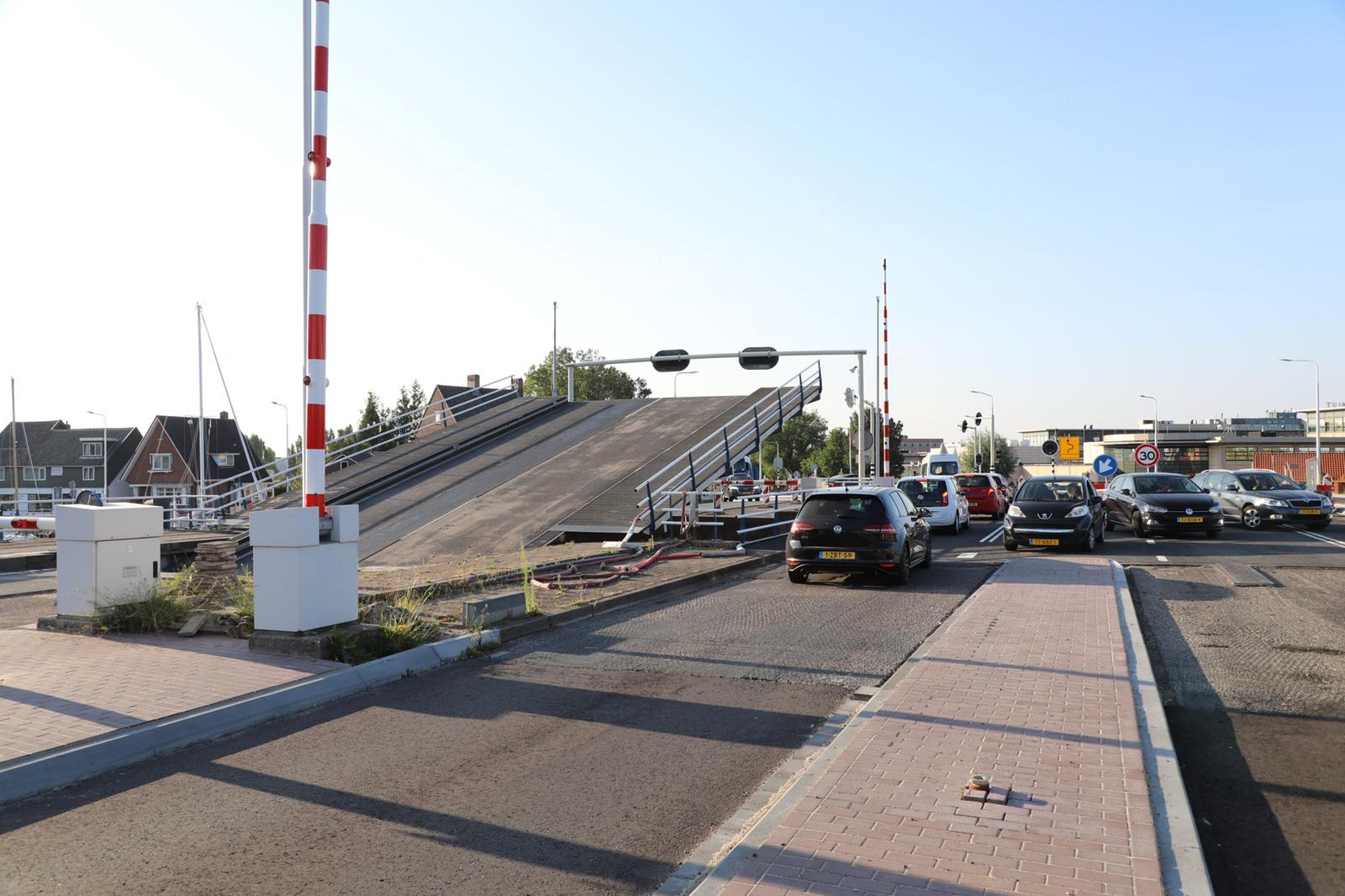 Lange files door storing aan brug over Ringvaart - Nieuwe Meerbode