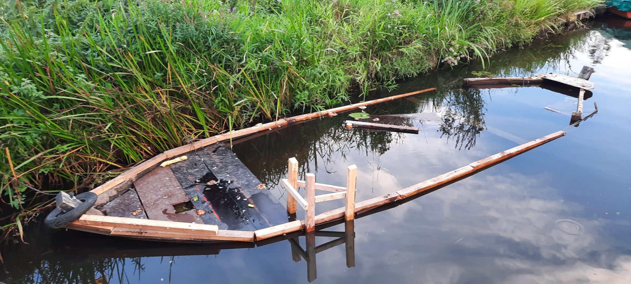 Praam lek of tot zinken gebracht? - Nieuwe Meerbode