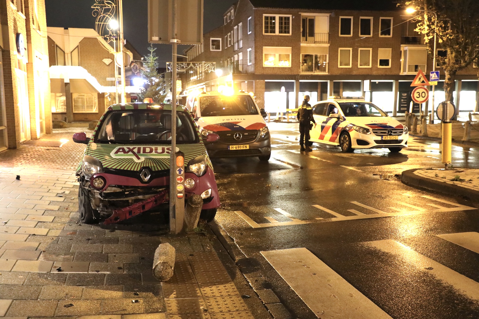 Auto 'botst' op paaltjes langs Stationsweg - Nieuwe Meerbode
