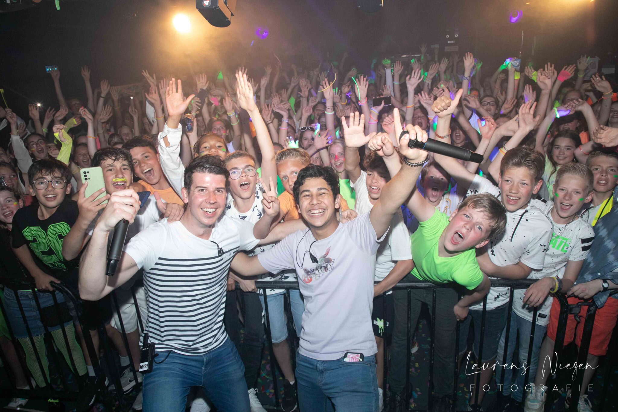 Meezingen en dansen tijdens Groep 8 Feest - Nieuwe Meerbode