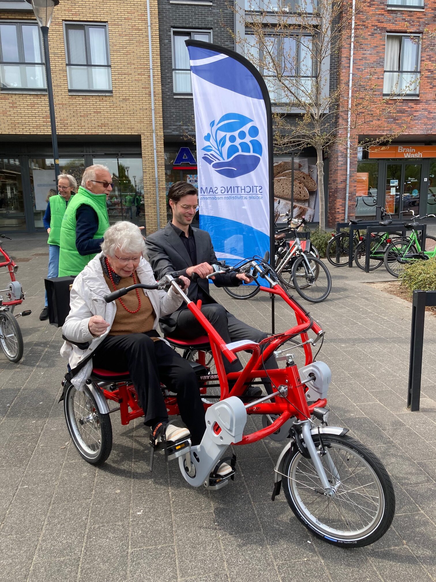 Tex de Wit onthult nieuwe duofiets Stichting SAM - Nieuwe Meerbode