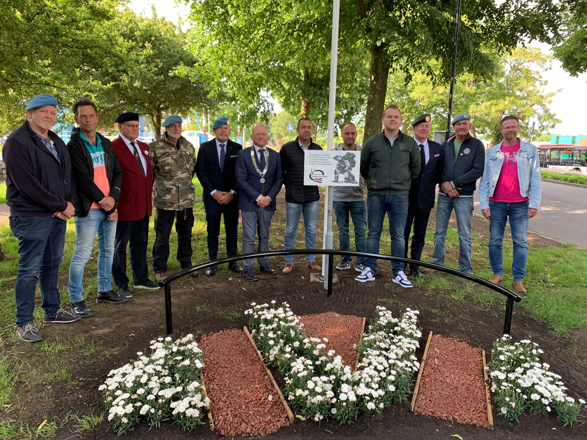 Anjerperk voor waardering en erkenning van veteranen - Nieuwe Meerbode