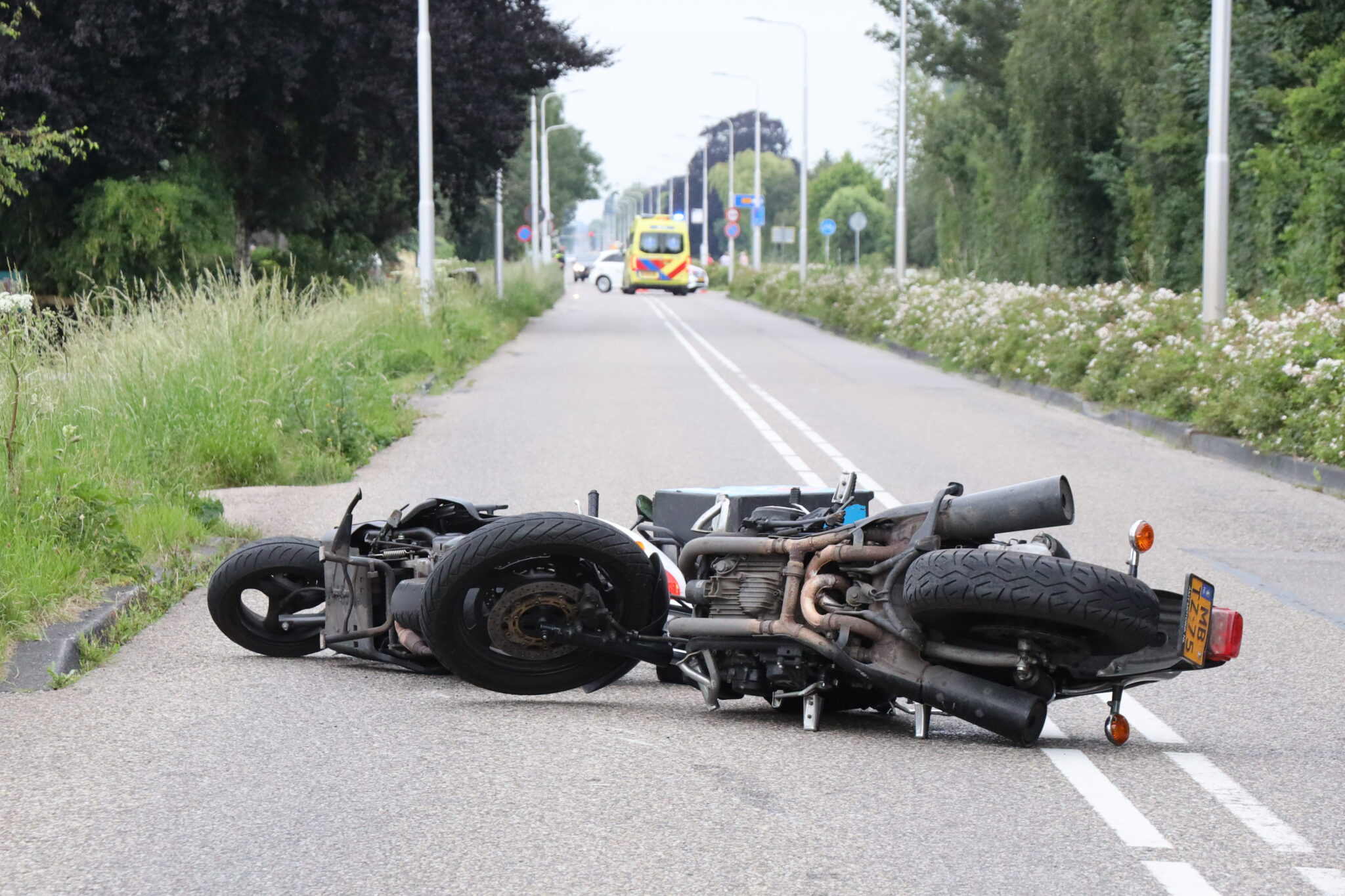 Botsing motorrijder en bezorgscooter - Nieuwe Meerbode