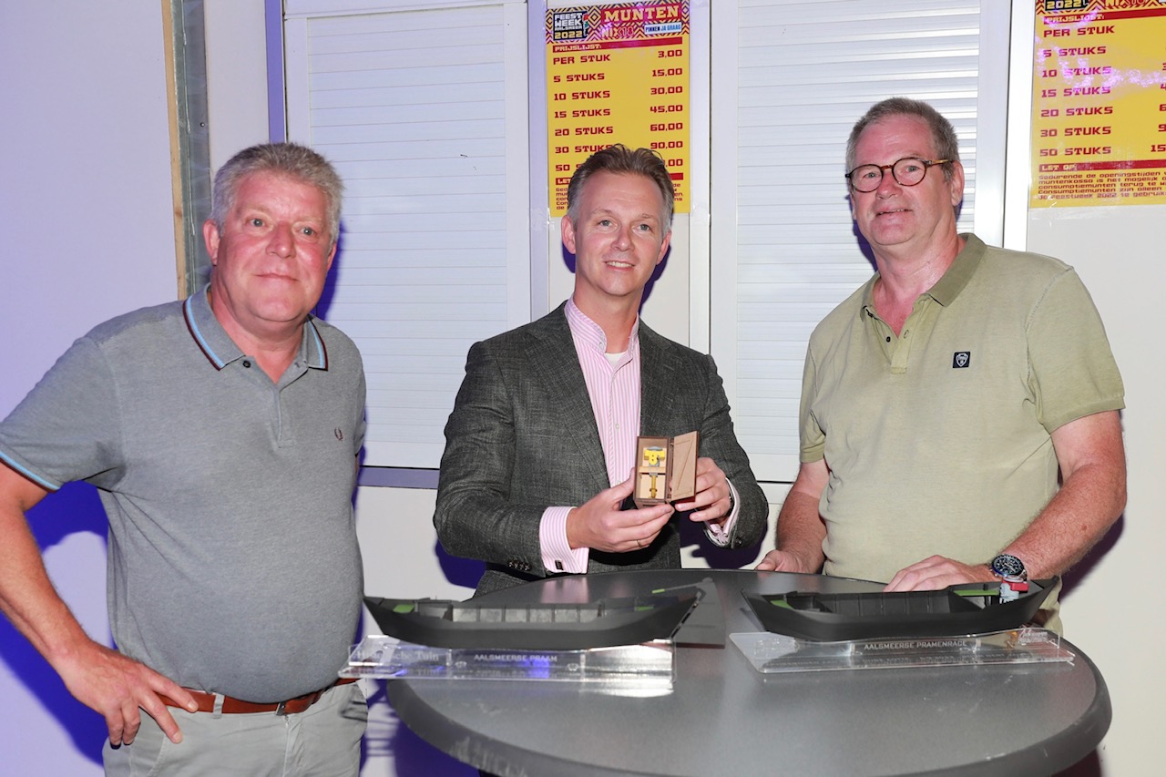 Aalsmeerse mini-praam met Westeinder water gedoopt - Nieuwe Meerbode