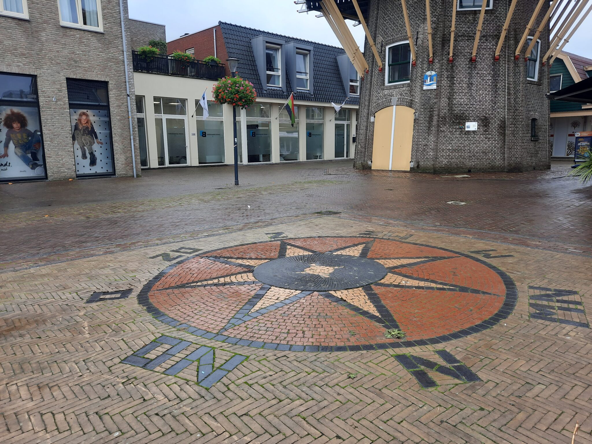 Na herinrichting nieuwe 'windroos' op Molenplein - Nieuwe Meerbode