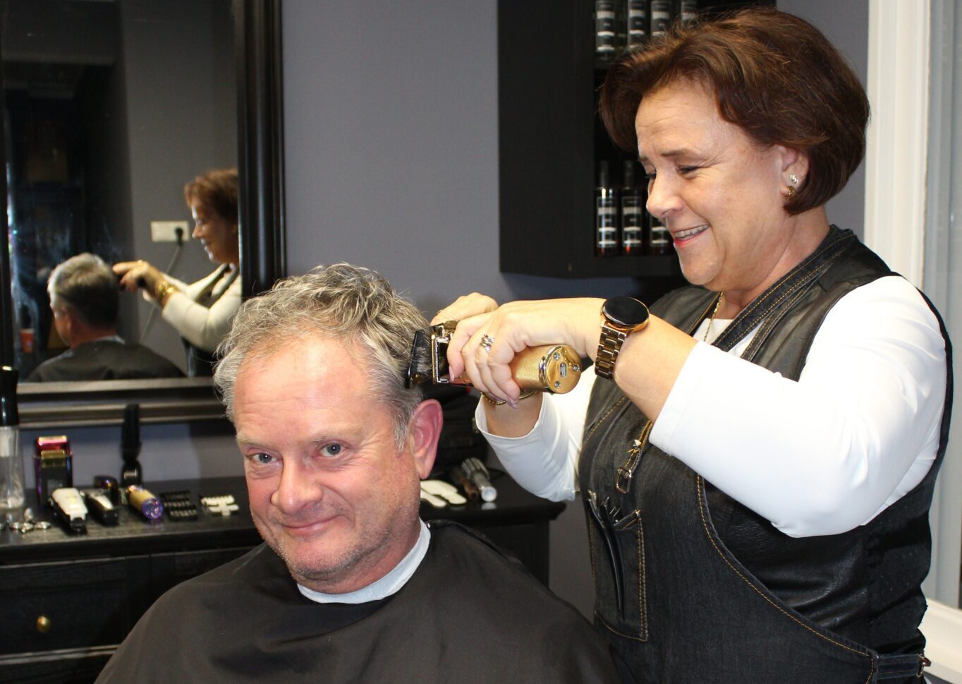 Wilma Heeren eerste vrouwelijke barbier in Aalsmeer - Nieuwe Meerbode