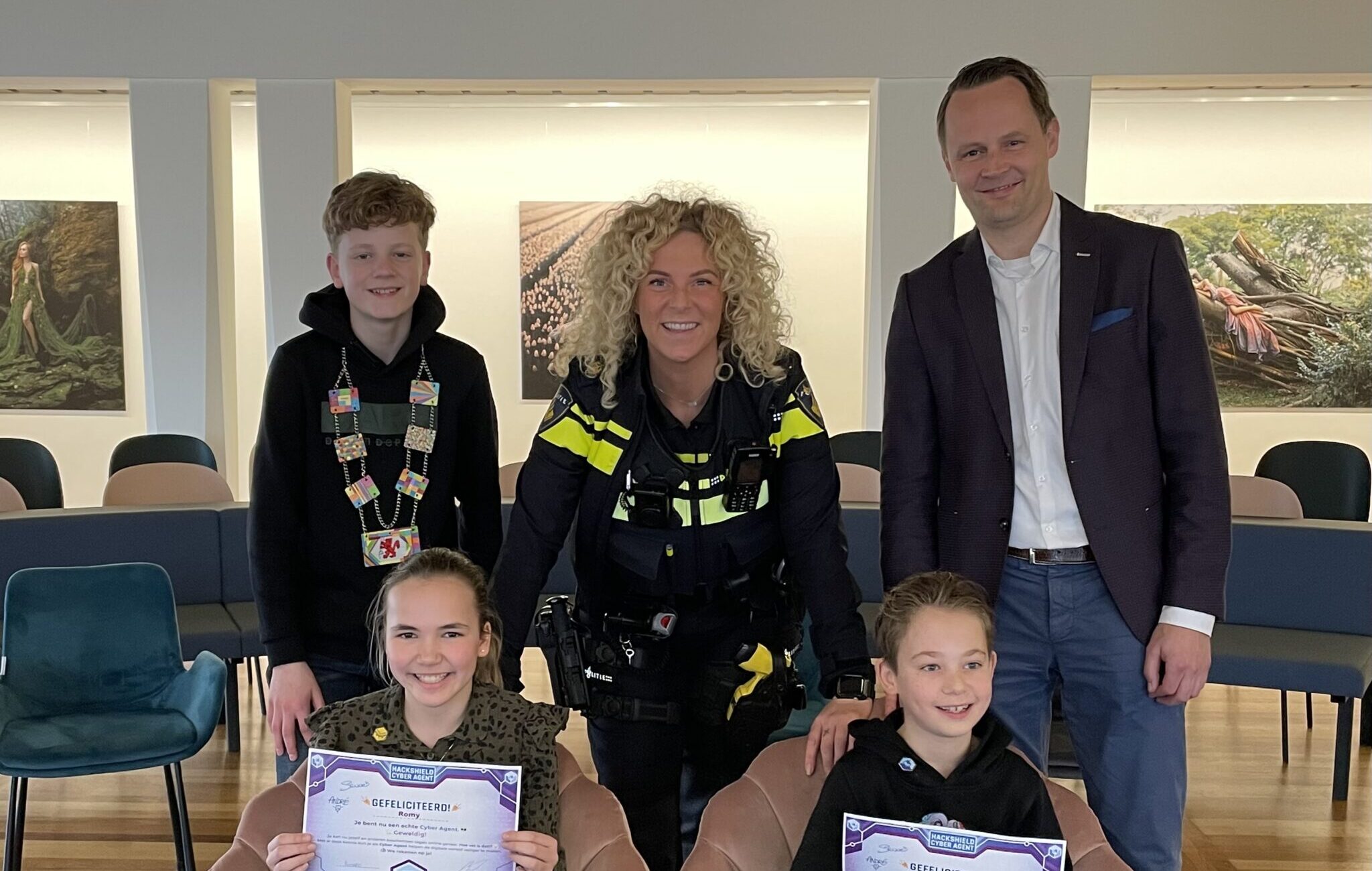 Junior Cyber Agents Romy en Skylar gehuldigd - Nieuwe Meerbode