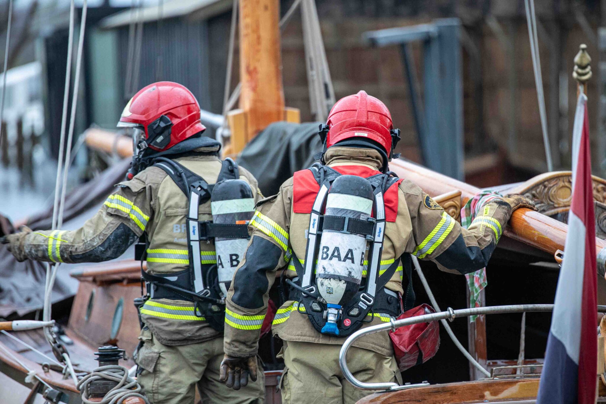 Bewoners en brandweer blussen brandje op boot - Nieuwe Meerbode