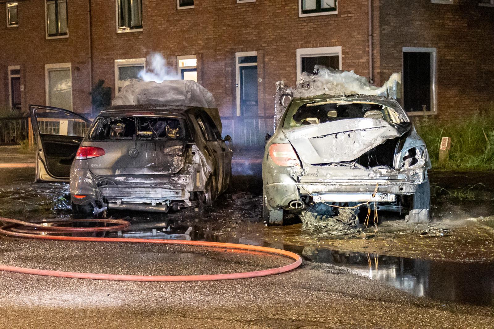Twee auto's in de Spoorlaan uitgebrand - Nieuwe Meerbode