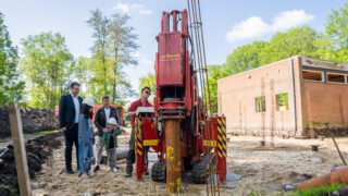 Eerste paal voor uitbreiding Pijlstaartschool - Nieuwe Meerbode