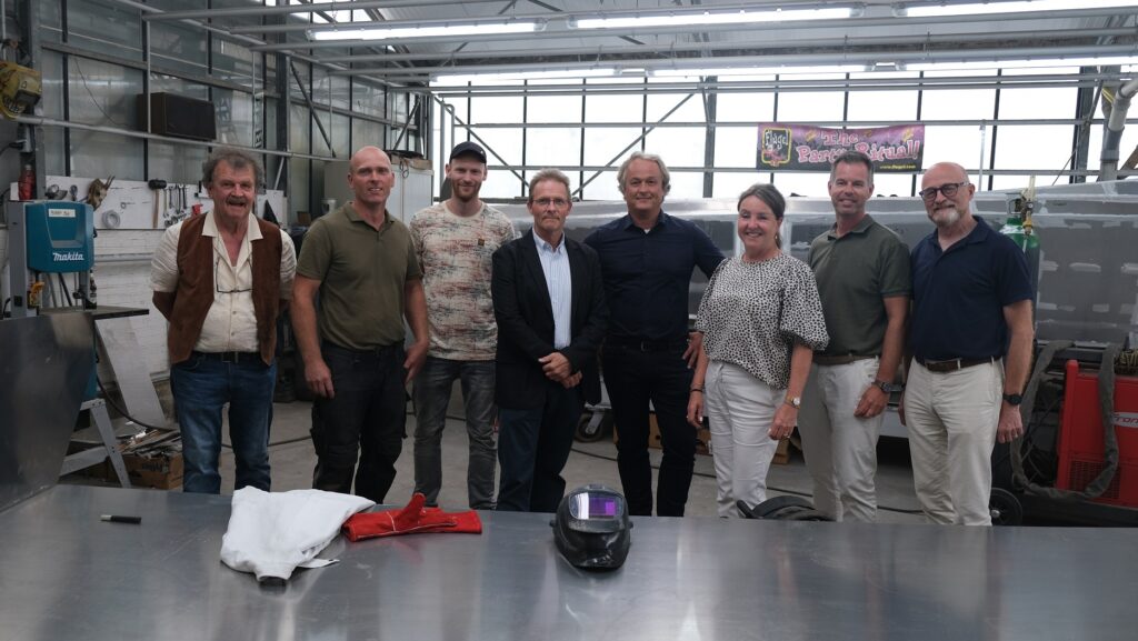 Nieuwe (aluminium) praam voor Historische Tuin - Nieuwe Meerbode