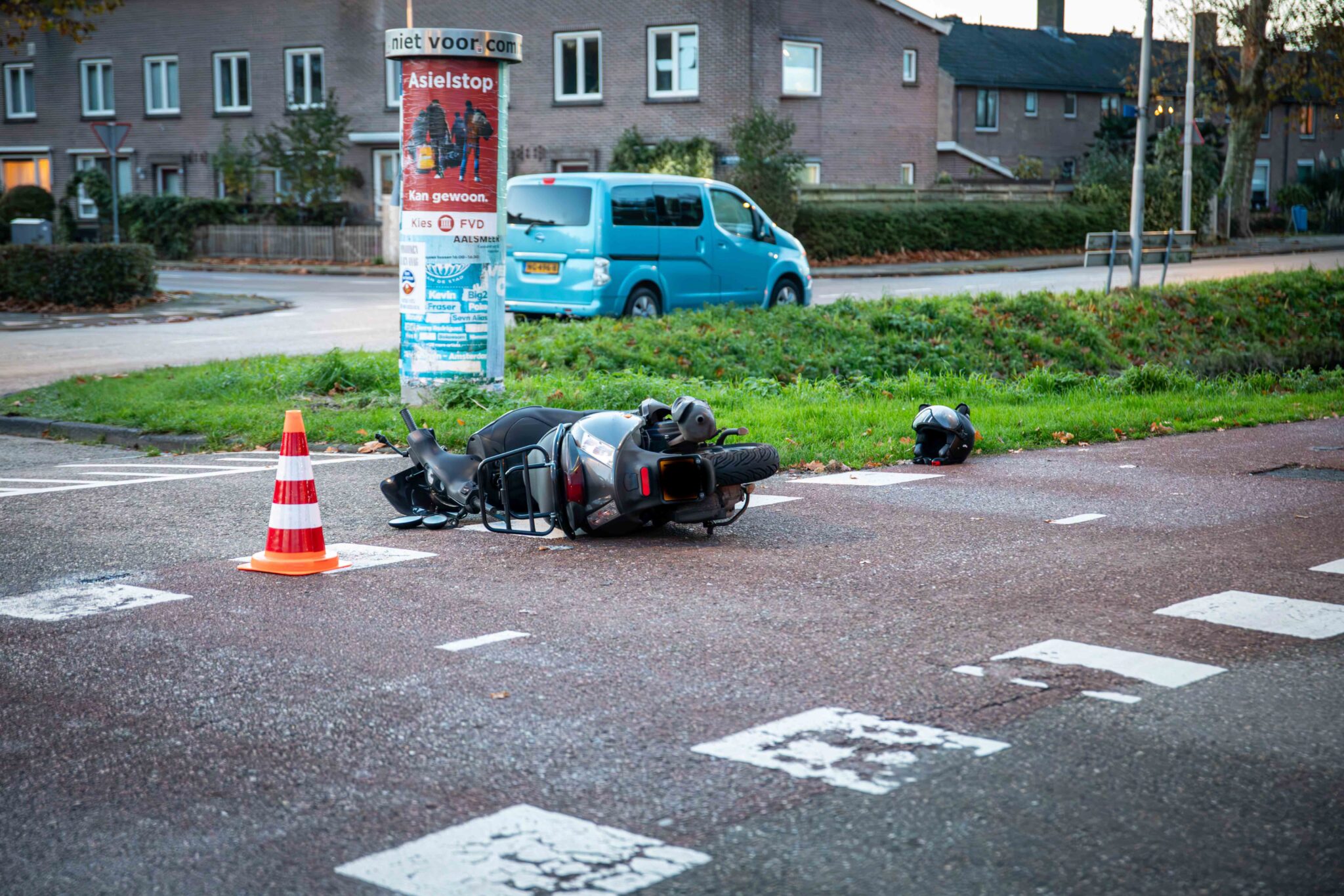 Botsing scooter en auto bij Spoorlijnpad - Nieuwe Meerbode