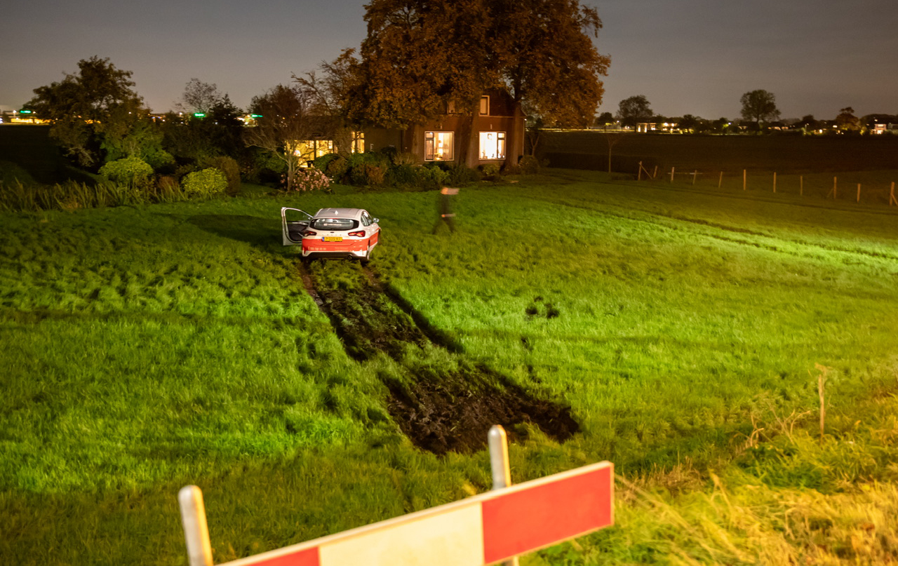 Auto mist bocht en rijdt weiland in - Nieuwe Meerbode