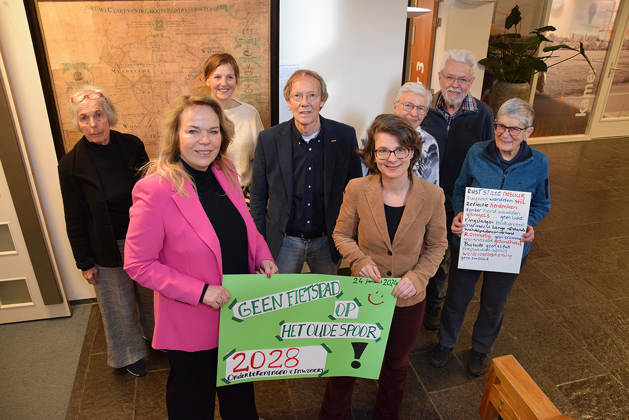 Petitie 'Geen fietspad op oude spoor' overhandigd - Nieuwe Meerbode