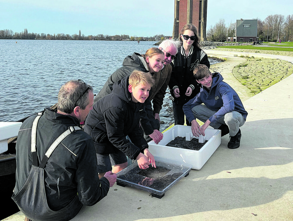 3 Kilo glasaal als cadeau voor 80e verjaardag - Nieuwe Meerbode