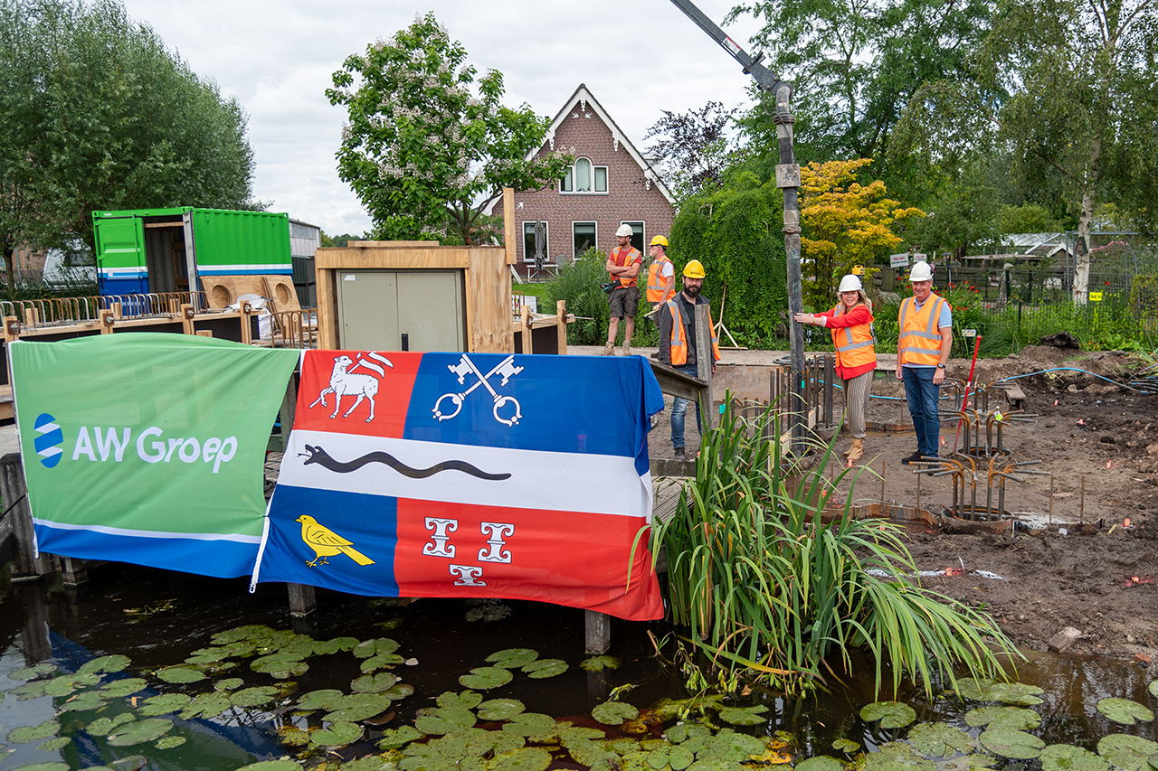 Beton gestort voor brug in Demmerik - Nieuwe Meerbode