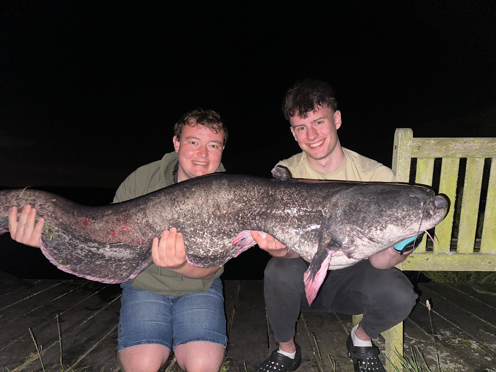 Sem en Joshua vangen reuze meerval - Nieuwe Meerbode