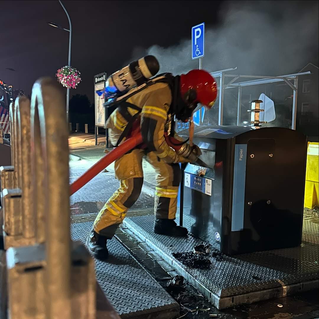 Brand in papiercontainer op Praamplein - Nieuwe Meerbode