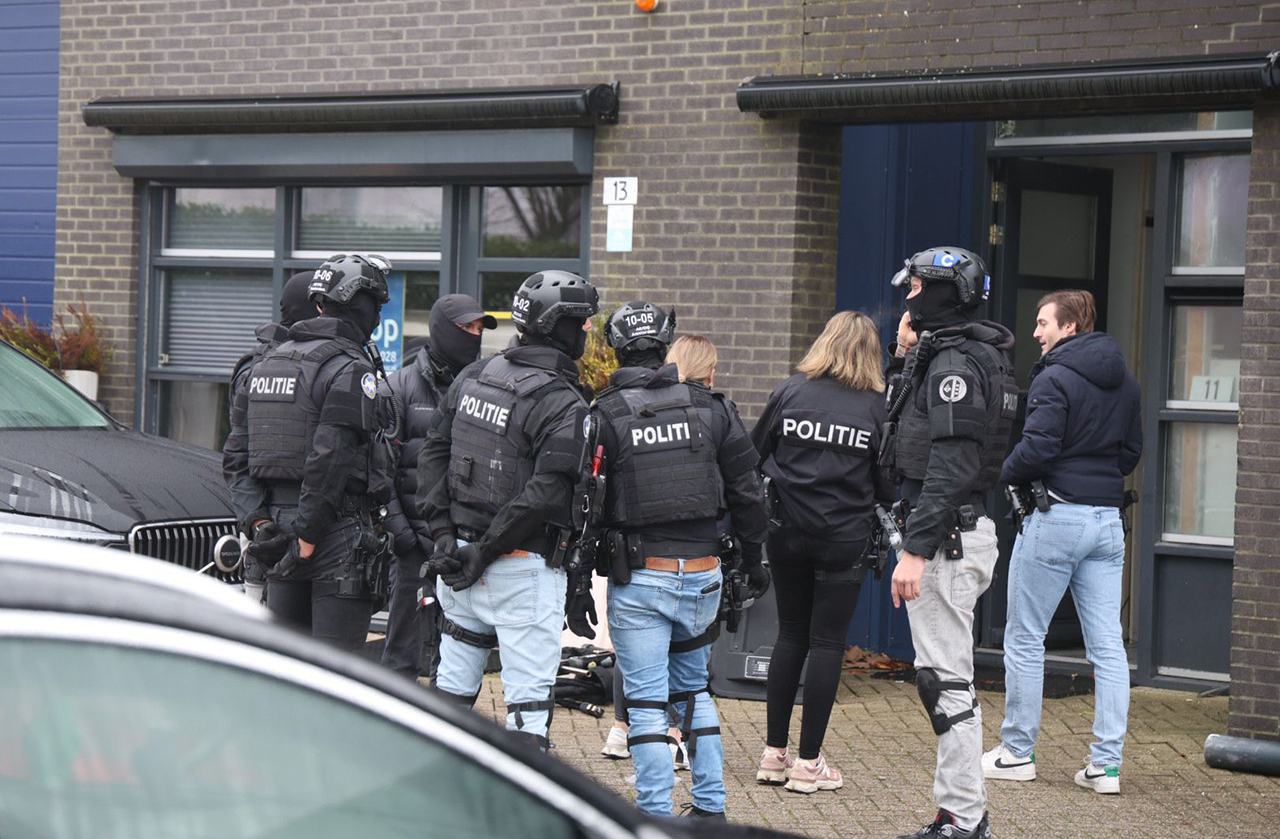 Politie-inval bedrijfspand Ondernemingsweg - Nieuwe Meerbode
