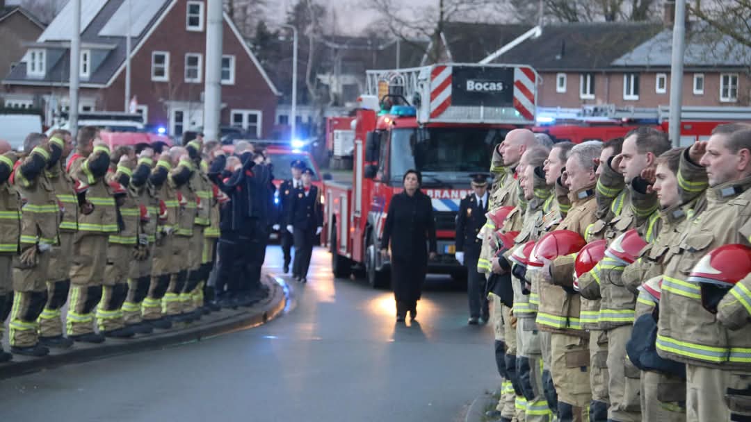 Erehaag over overleden brandweerman Jan Vink - Nieuwe Meerbode