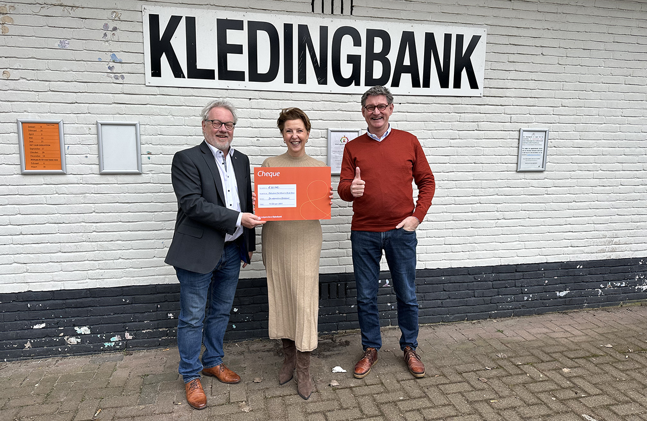 Cheque voor Voedsel- & Kledingbank DRV - Nieuwe Meerbode