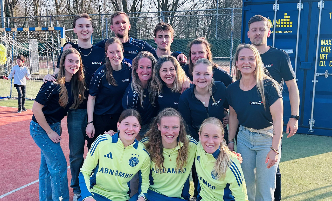 Ajax-speelsters heropenen Solidoe BSO Amstelhof - Nieuwe Meerbode