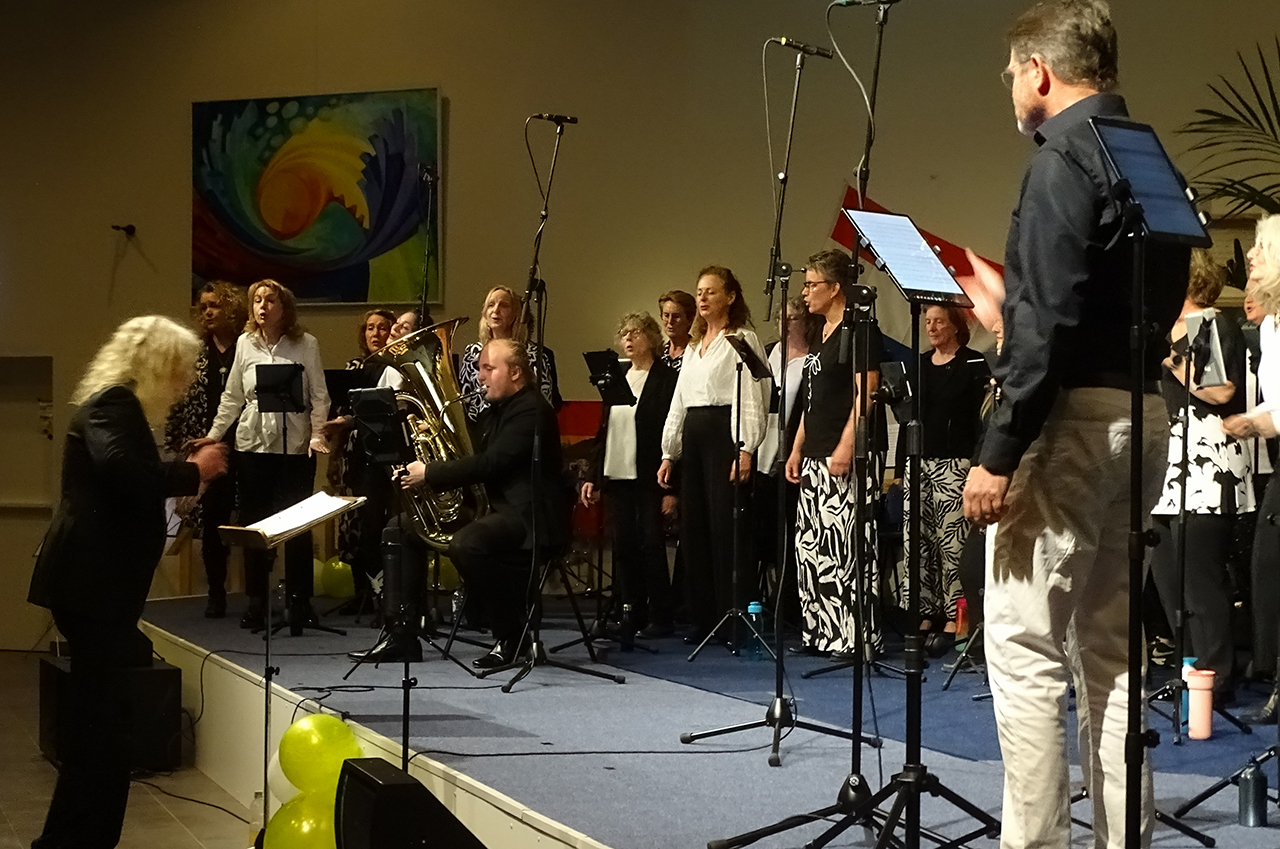 Staande ovatie voor Flora en Da Capo's Popkoor - Nieuwe Meerbode