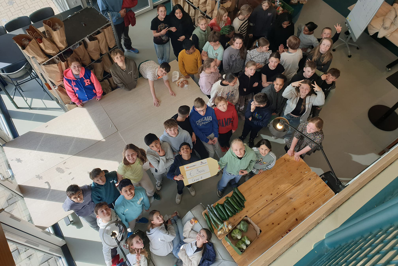 Cheque voor Voedselbank van Het Duet - Nieuwe Meerbode