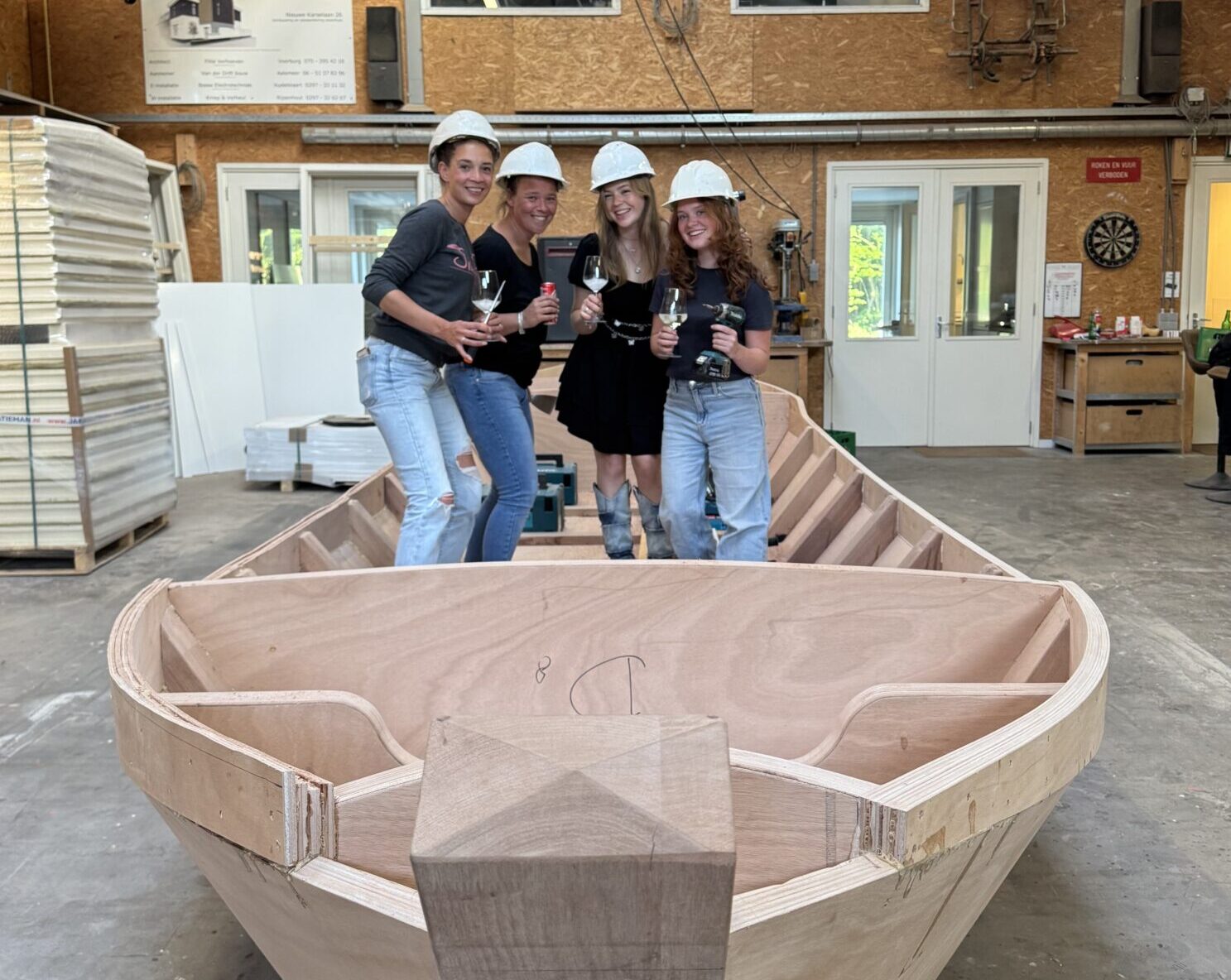 Damesteam Drink & Drijf bouwt eigen praam - Nieuwe Meerbode