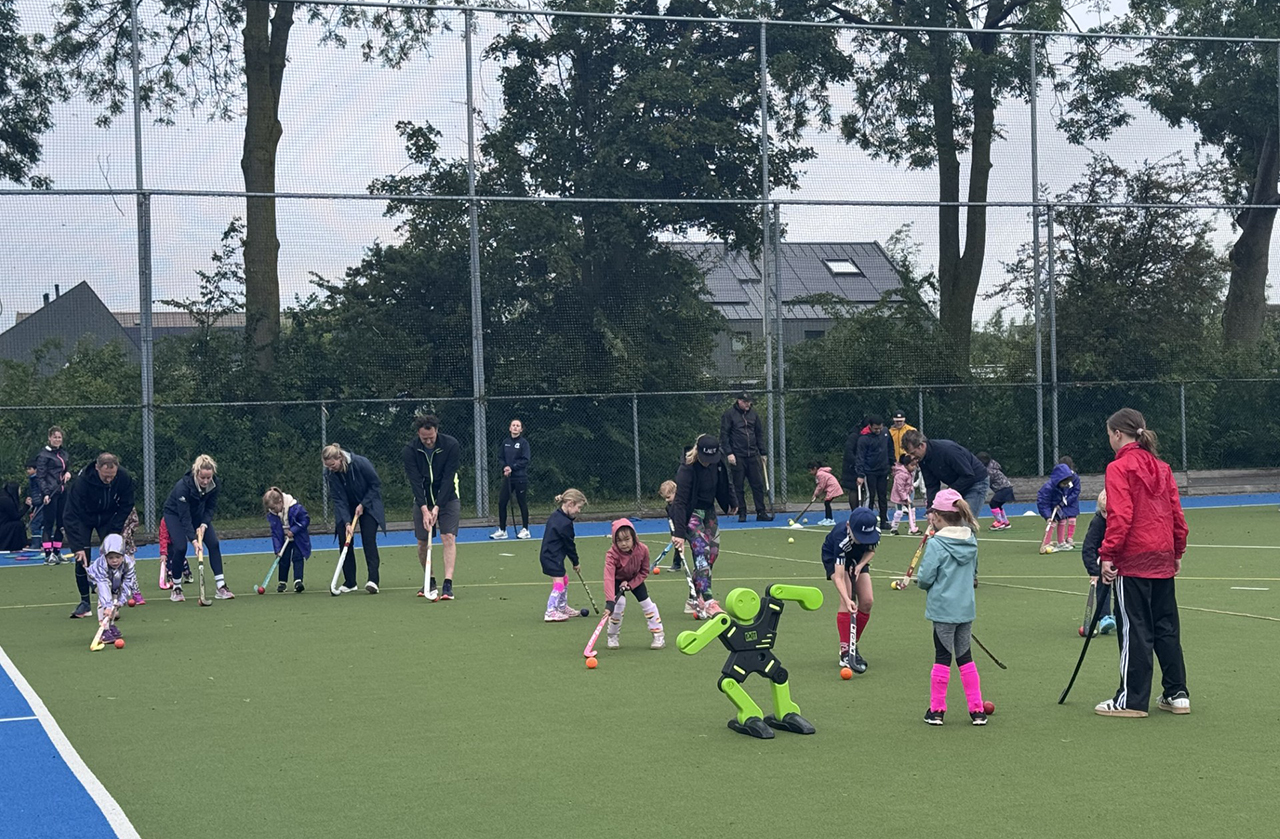 Diploma voor alle stokstaartjes van hockeyclub Qui Vive - Nieuwe Meerbode
