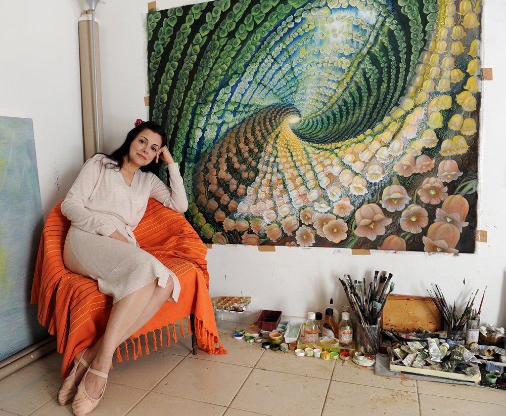 Lida Sherafatmand te gast in Flower Art Museum - Nieuwe Meerbode