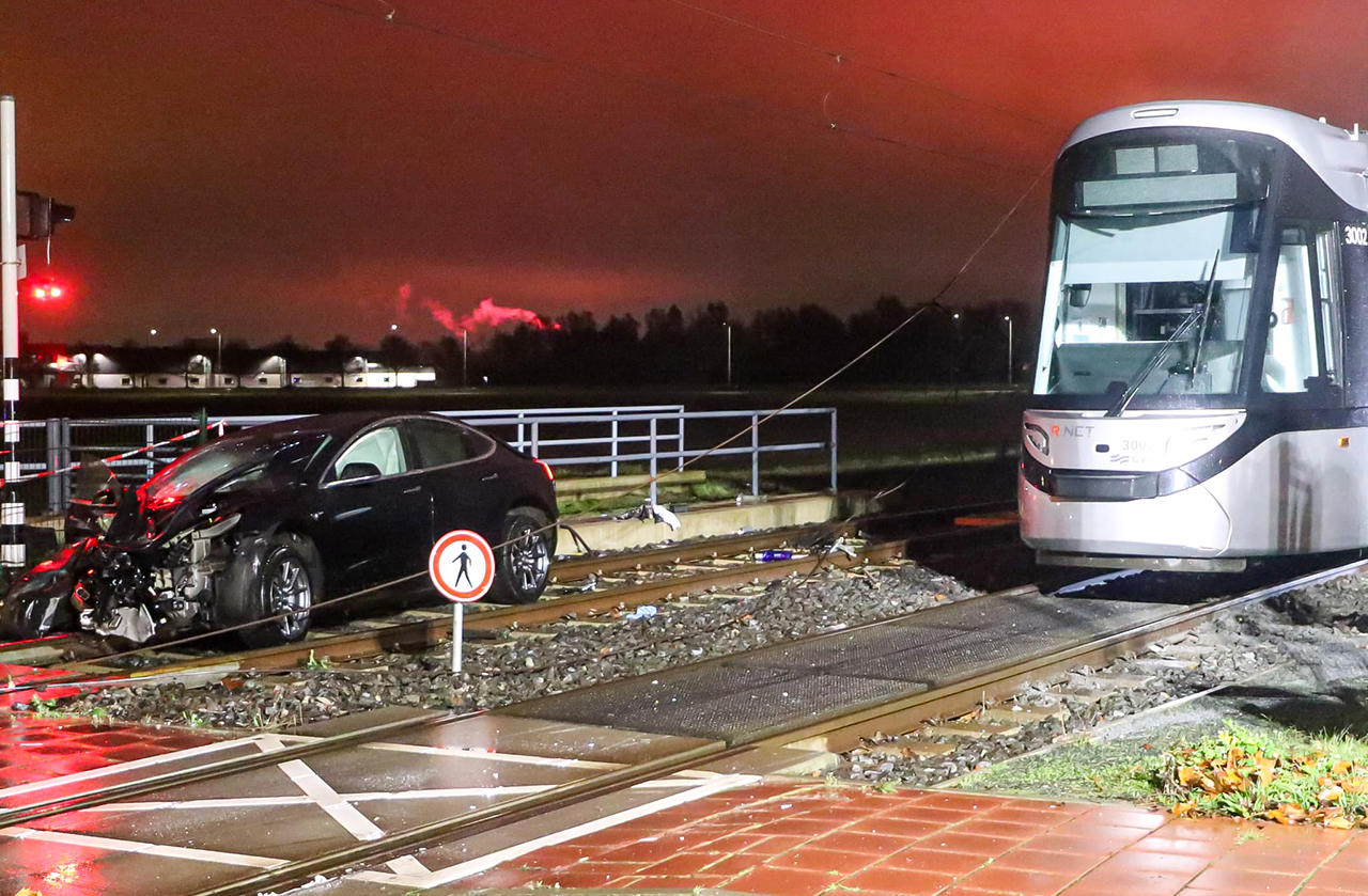 Elektrische botsing tram en Tesla - Nieuwe Meerbode