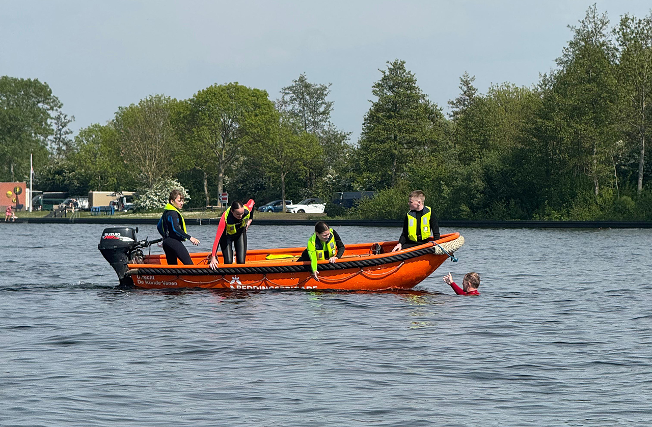 Reddingsbrigade DRV oefent op Vinkeveense Plassen - Nieuwe Meerbode